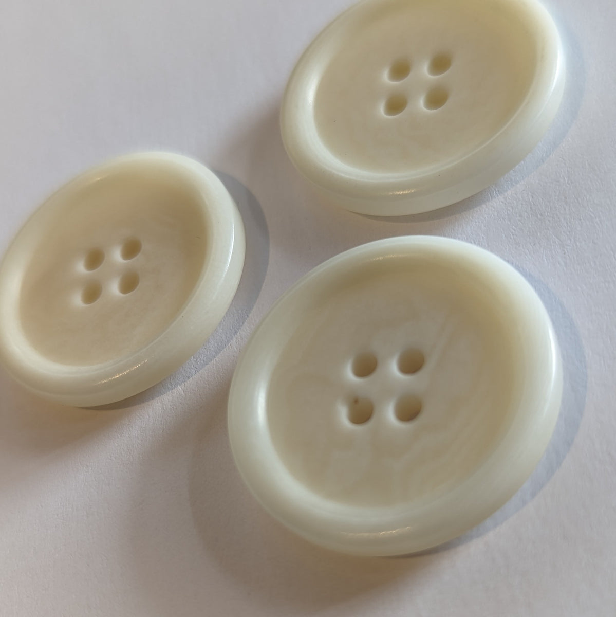 Medium / Natural Corozo / 4 Hole – Buttonmania