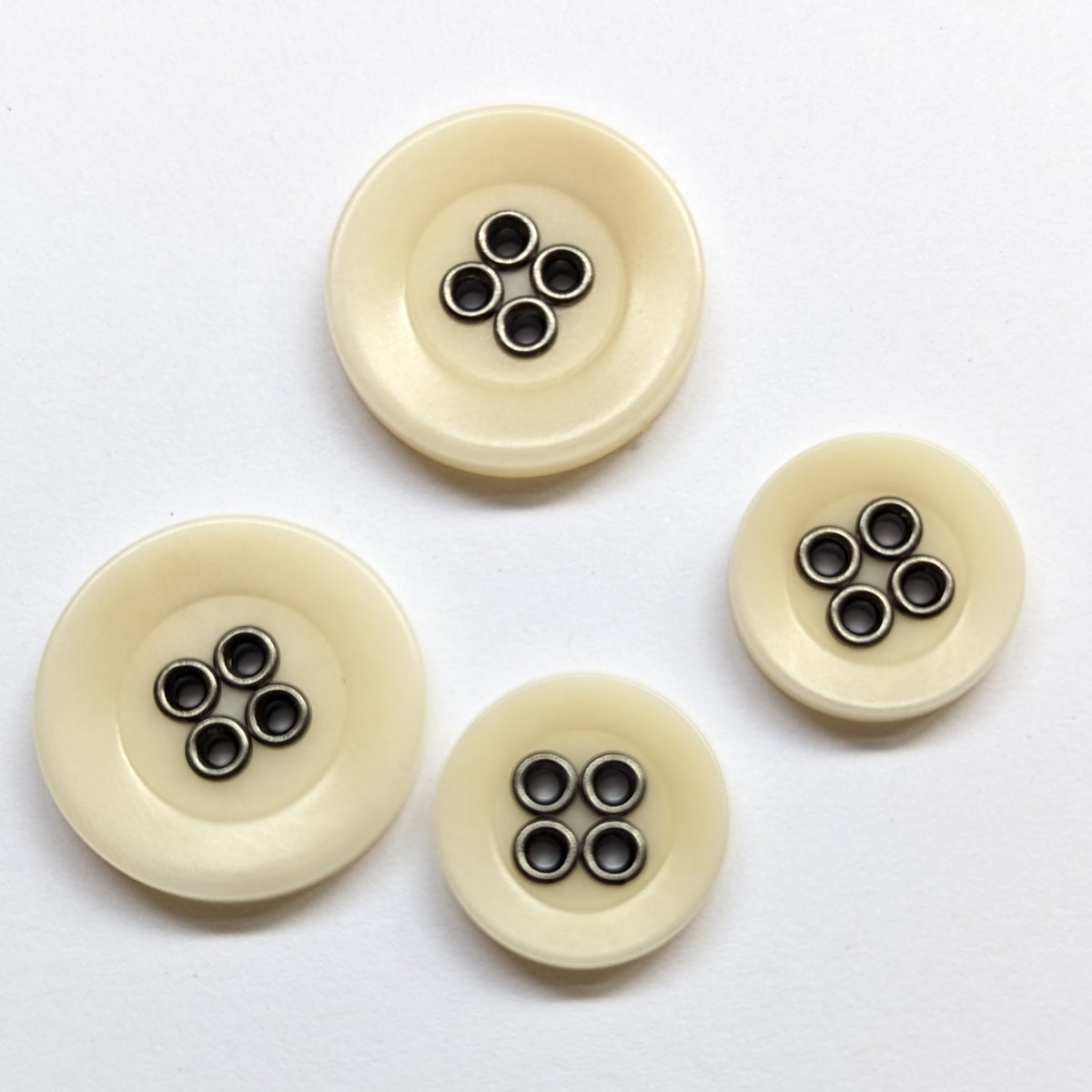 Natural Corozo / Eyelets / 4 hole – Buttonmania