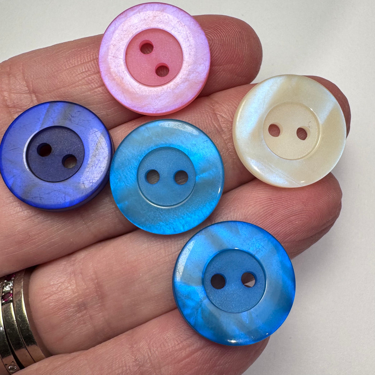 Wide edge / 2 Hole / Opal edge and matte centre – Buttonmania