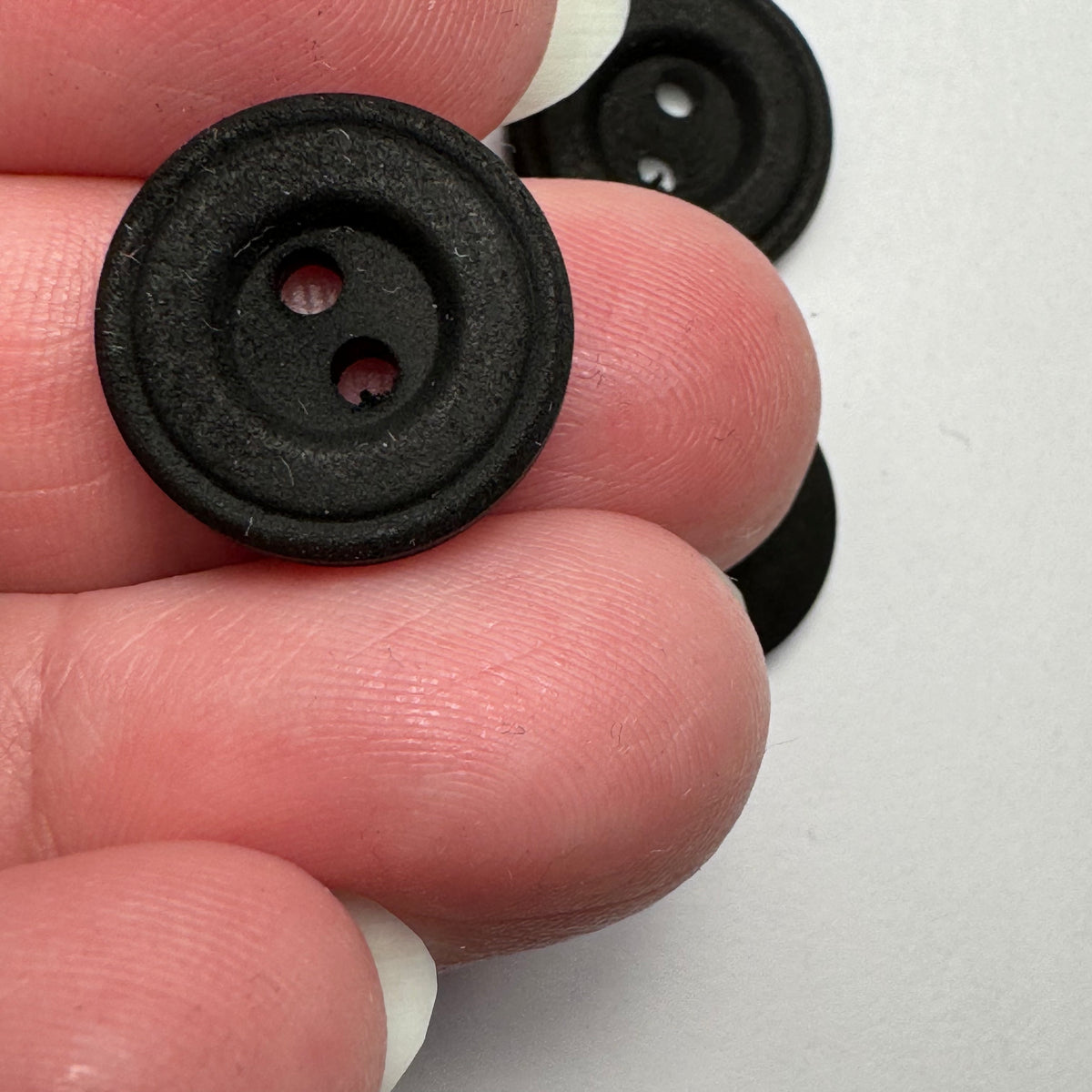Black / Rim and indented centre / Matte / 2 hole – Buttonmania