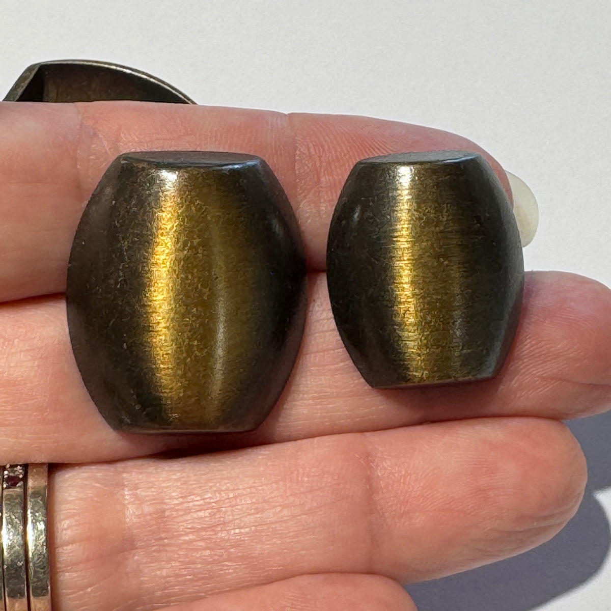 Brushed Antique Brass / Barrell Shape / Shank – Buttonmania