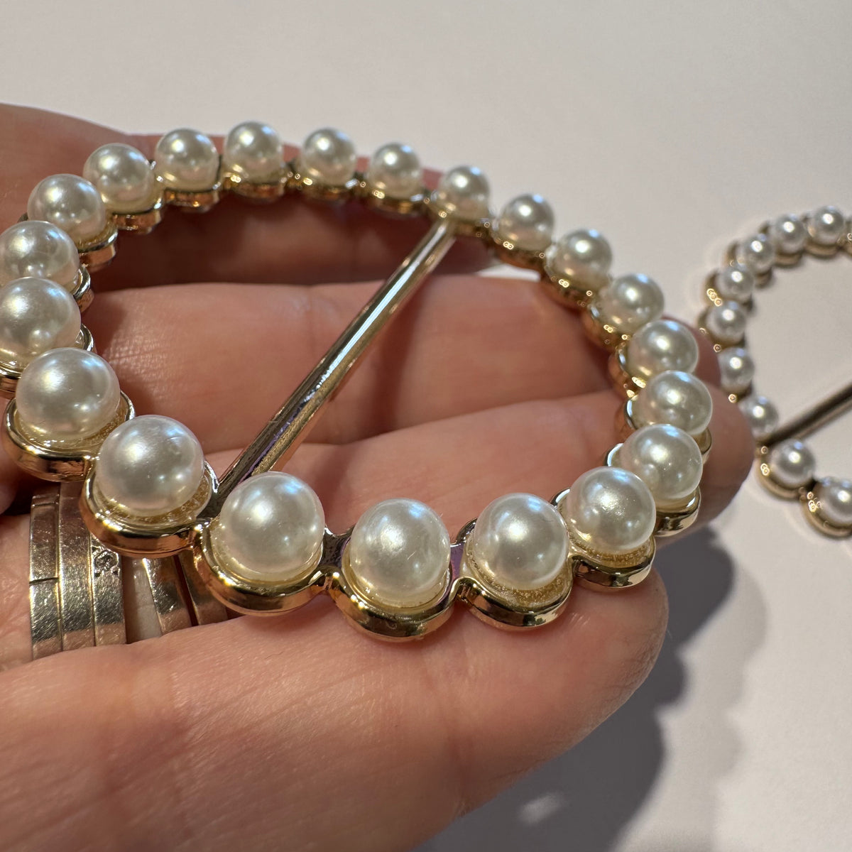 Round Gold Buckle with pearl (plastic) feature / Metal – Buttonmania