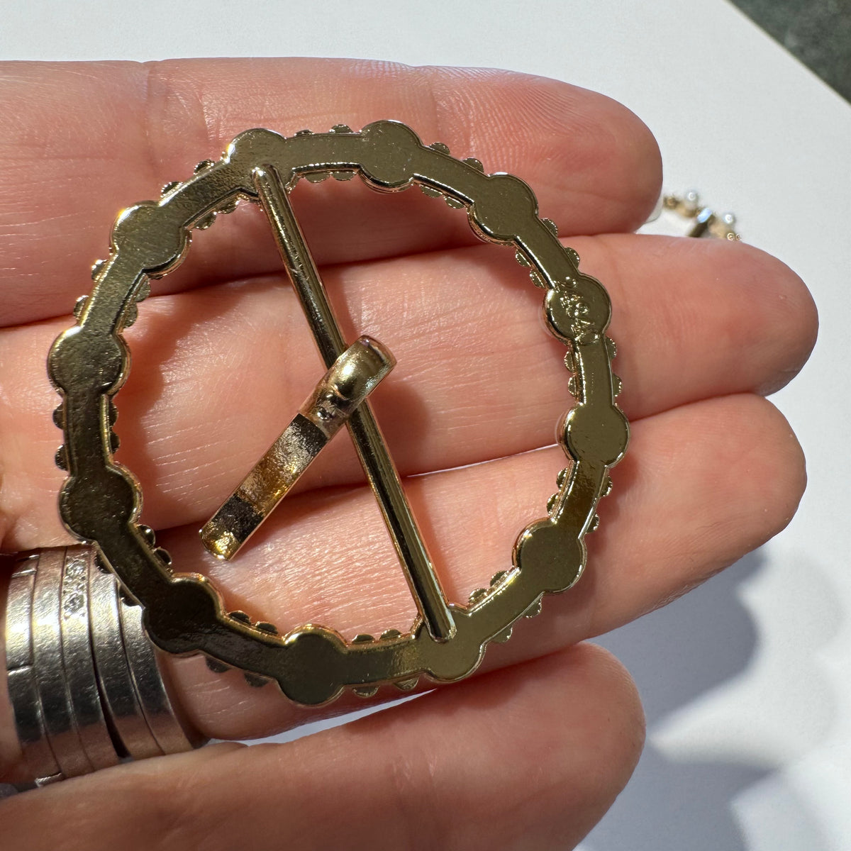 Round Gold Buckle with pearl (plastic) feature / Metal – Buttonmania