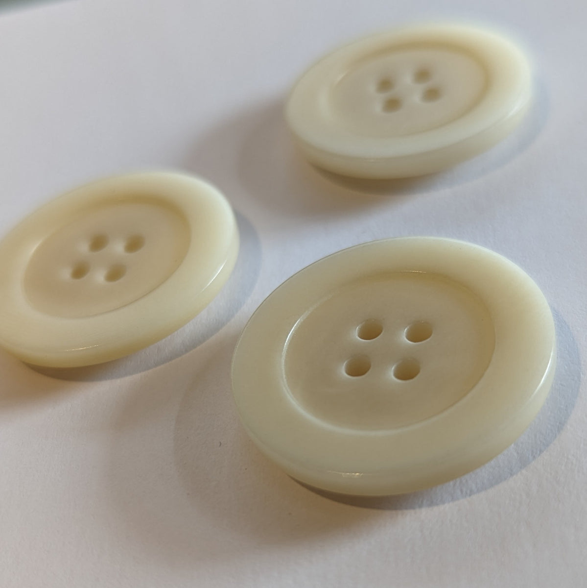 Large / Natural Corozo / 4 Hole – Buttonmania