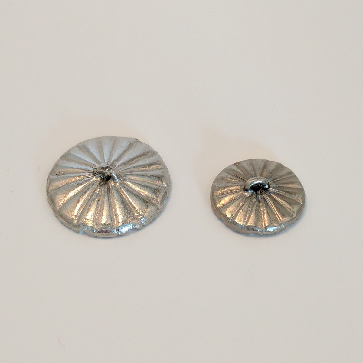 Silver / Metal Edge / Pearl Lattice Circle Centre – Buttonmania