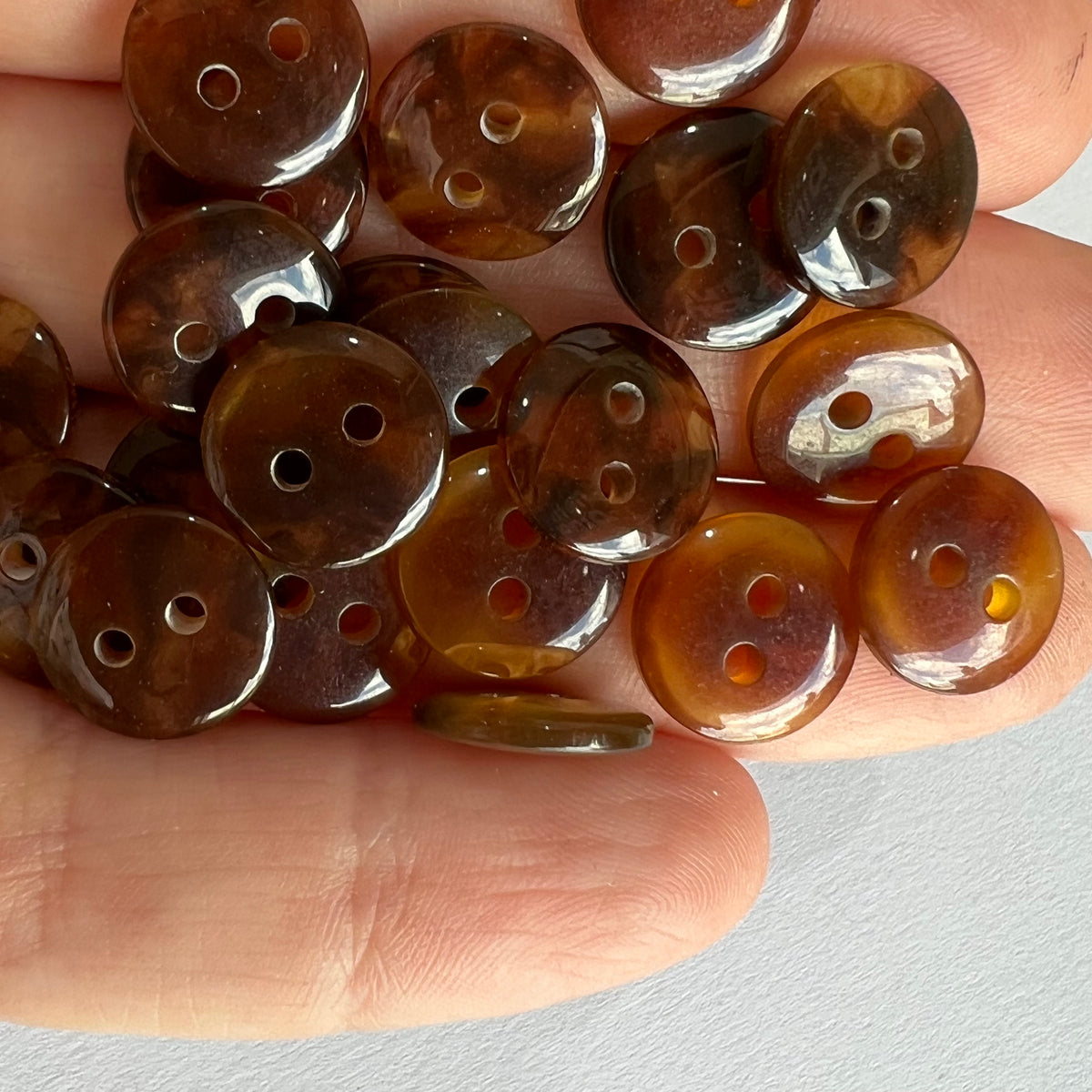 Brown Tortoise Shell / 2 Hole / Polyester – Buttonmania