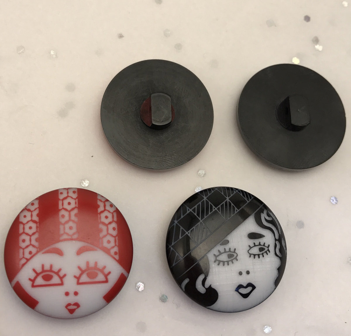 Flapper Face / Red and white – Buttonmania