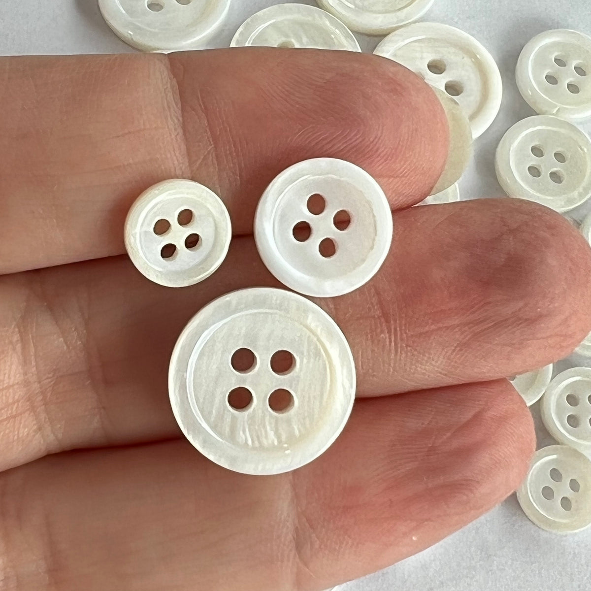 White / 4 Hole / Shell – Buttonmania