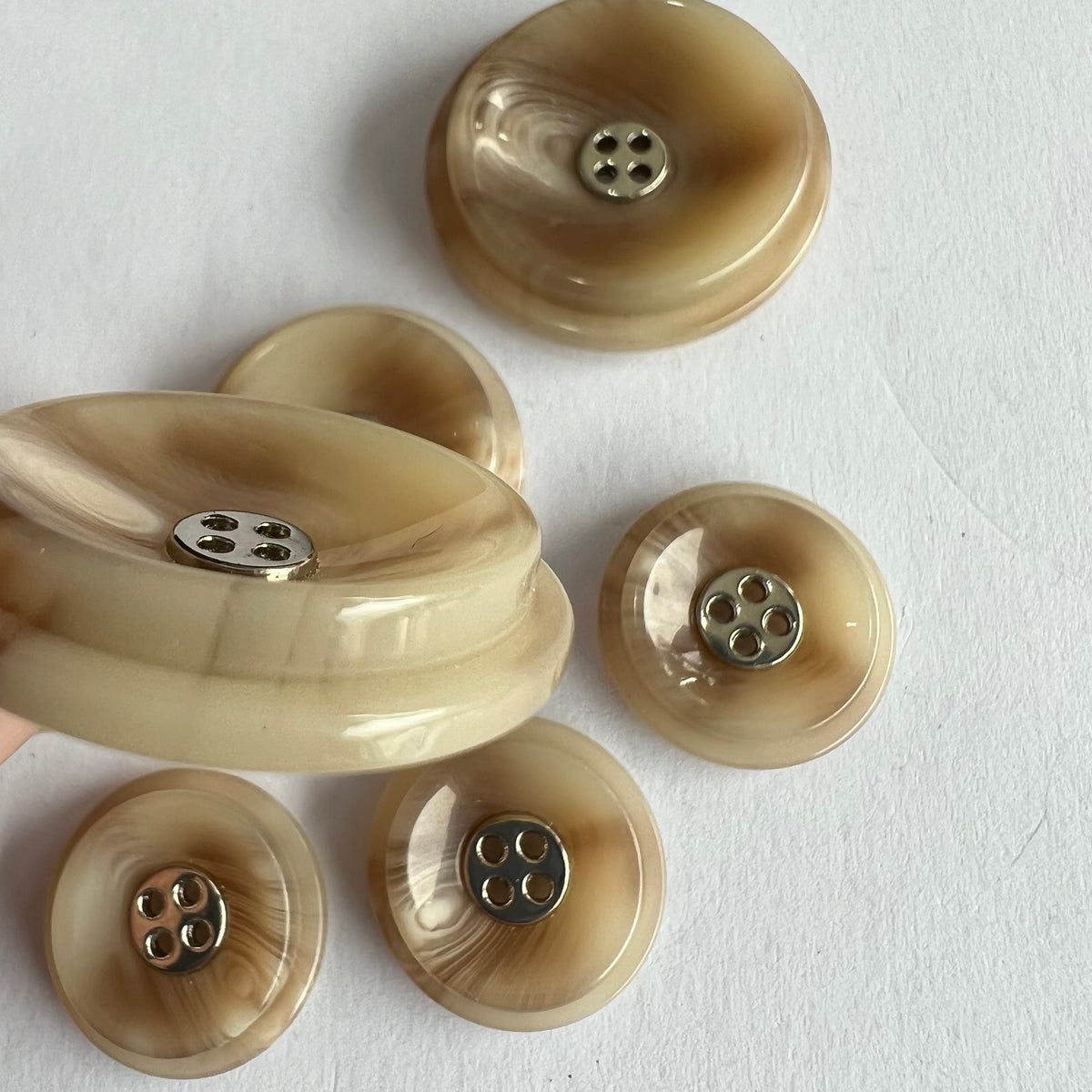 Beige / Faux Horn / 4 Hole – Buttonmania